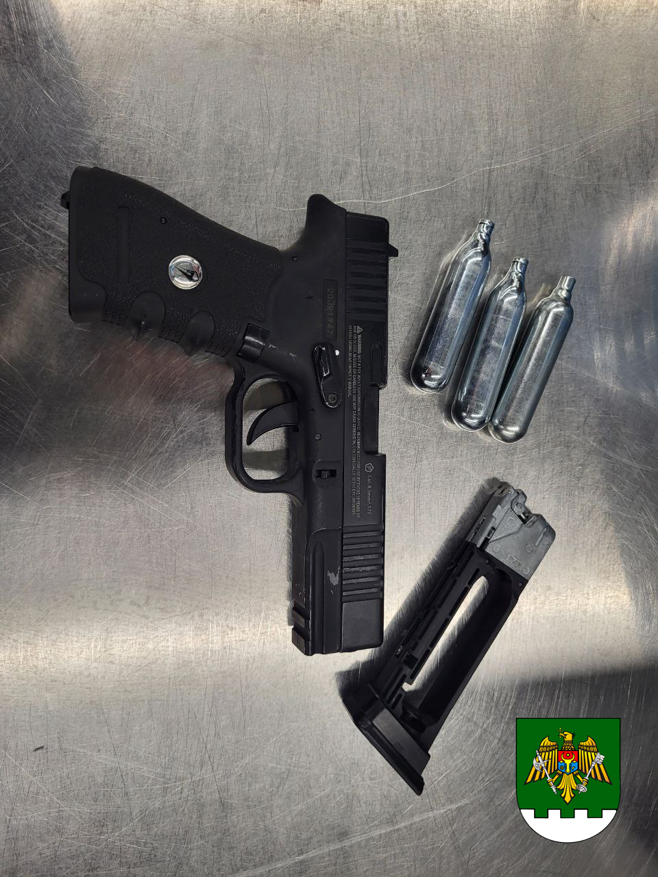 La trecerea frontierei, prezentă cu un pistol pneumatic | POLIȚIA DE ...